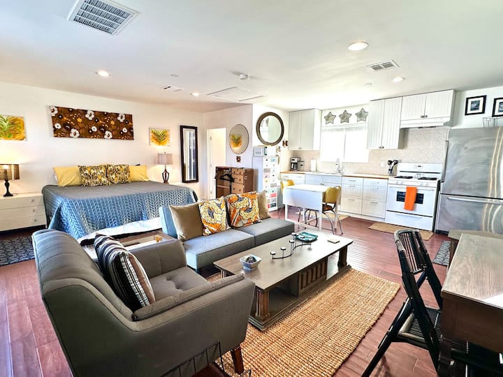 The Sunny Casita: A Dreamy Hollywood Studio! - Van Nuys - Los Angeles