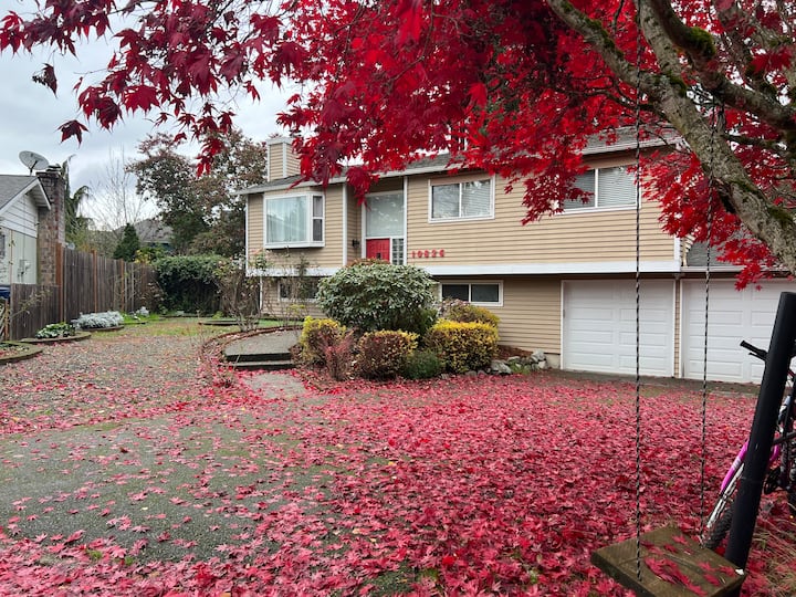 Luxury 5-br House/huge Fenced Backyard In Kirkland - Bothell, WA