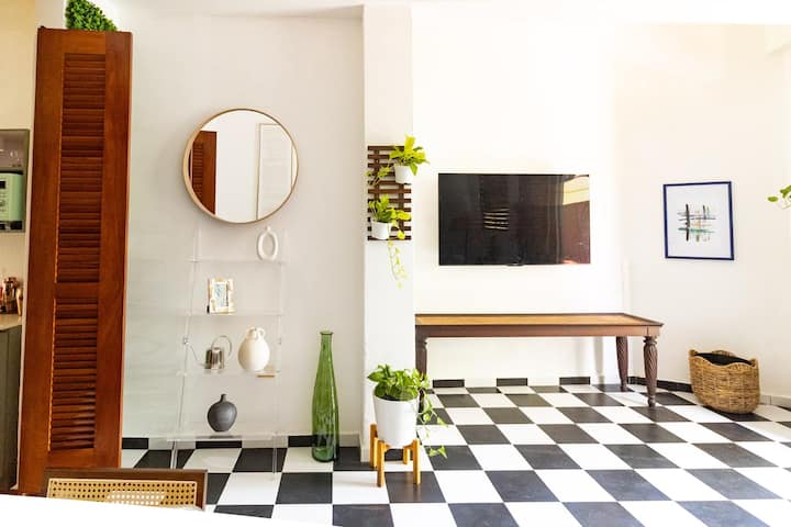 Casa Colonial W/ Indoor Patio At Superb Location - San Juan