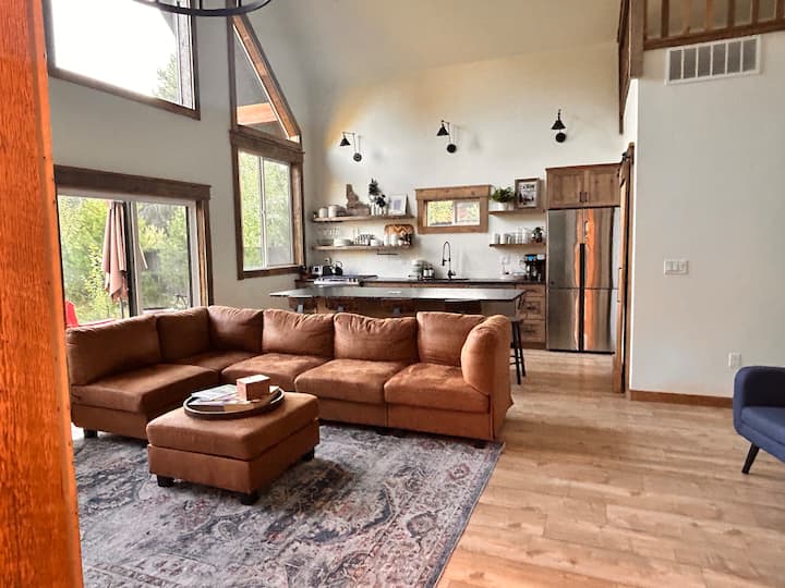 New Cozy Cabin! Quiet Street, Backs To Public Land - Donnelly, ID