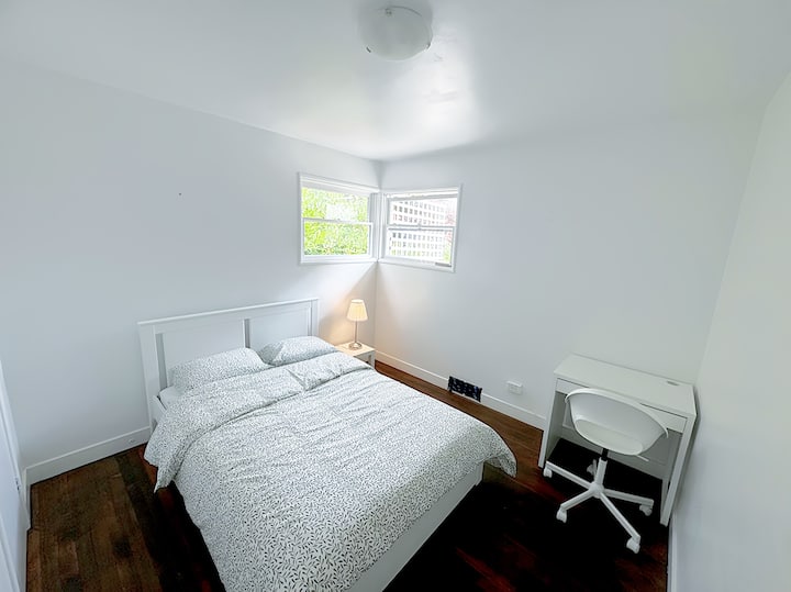 North Vancouver, James: Room On Upstairs (U2) - North Vancouver