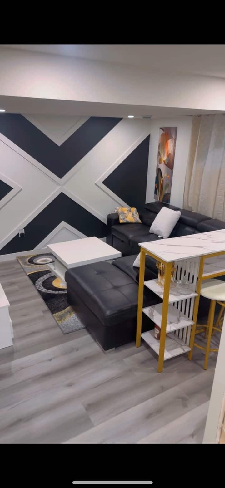 Stylish Basement Suite With Private Entrance. - Chestermere