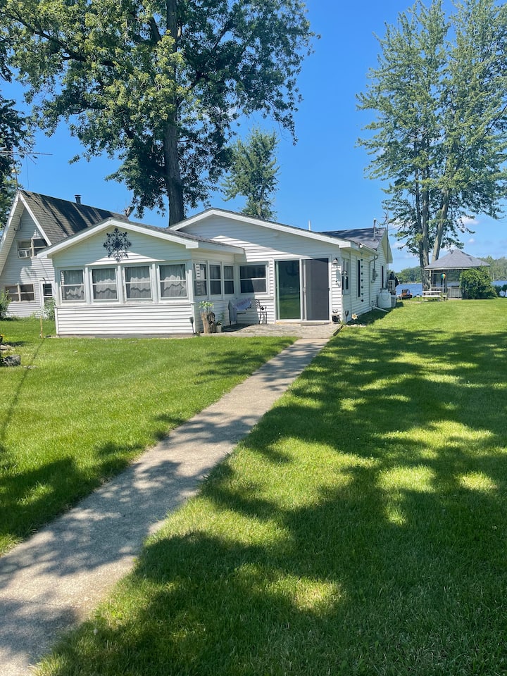 Lakefront & Beautiful Sunsets! - Sturgis, MI