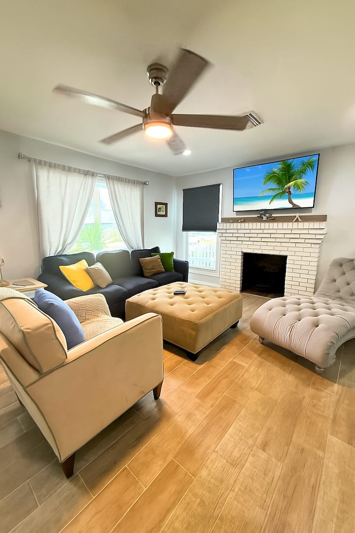 Coastal Bungalow By The Marina Downtown! - Bradenton, FL