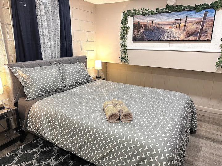 Serene Cityscape Sanctuary; Queen Bed-near Dt Indy - Indianapolis, IN