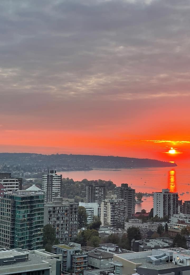 Spacious Penthouse: Views, Location + Free Parking - Vancouver
