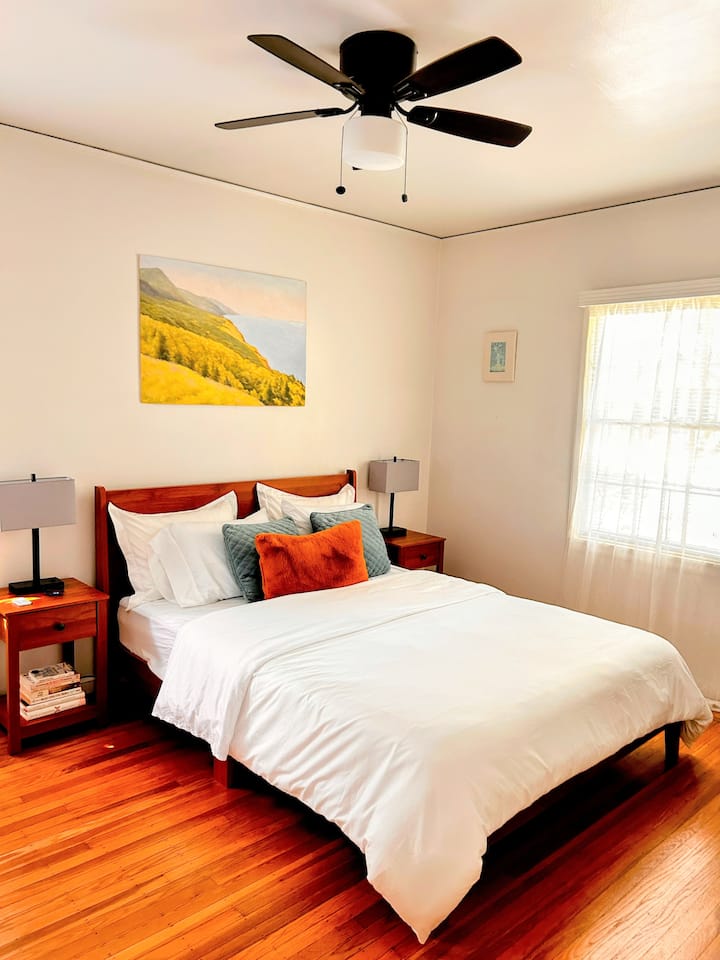 Charming Land Park Cottage - Sacramento, CA