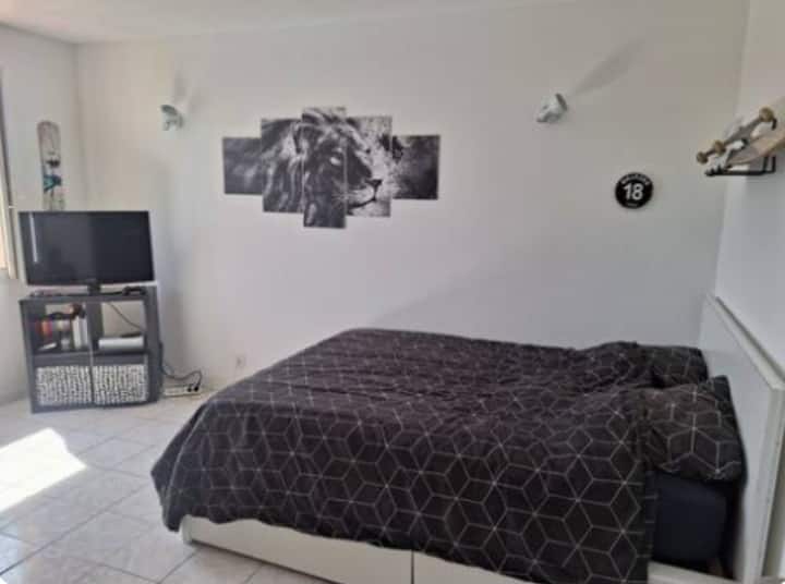 Chambre 1 / Lit Double Dans Maison Avec Piscine - Pertuis