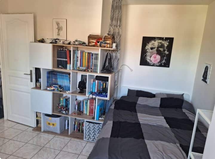 Chambre 3 / Lit Double Dans Maison Avec Piscine - Pertuis