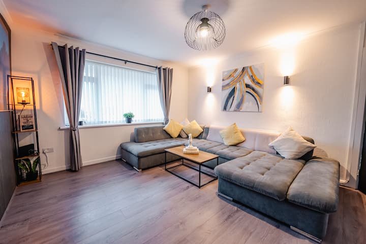 7 Beds | Spacious Apartment | Free Parking - Cardiff
