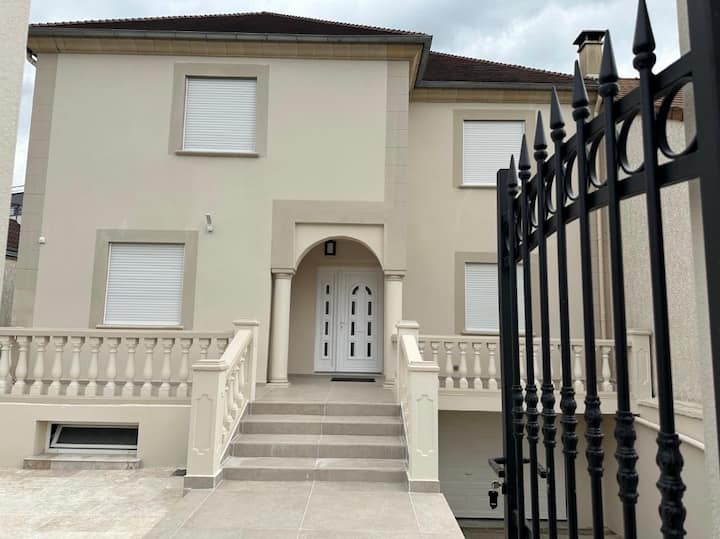 Villa Refaite à Neuve, 5 Chambre - Pontault-Combault