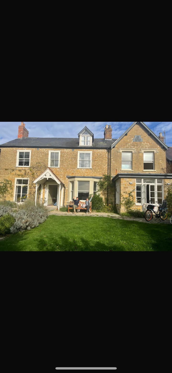 Dorset Vicarage In Vibrant Town - Bridport