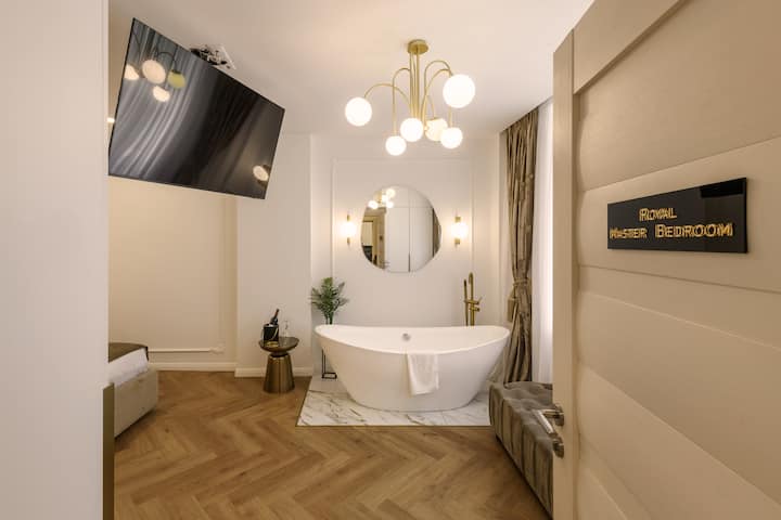 Royal Master Suite- Central & Freestanding Bathtub - Cluj-Napoca