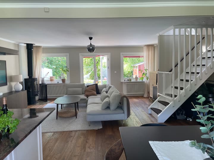 Mysigt Hus I Barnvänliga Täby - Täby