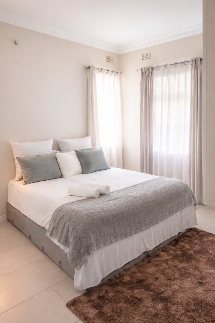 Ensuite Mountain View 24/7 Solar Borehole Gas Wifi - Zambia