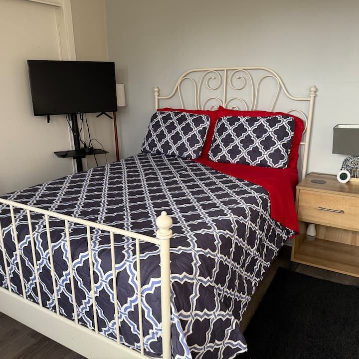 Convenient + Free Parking - Minutes To/from Lax! - Culver City, CA
