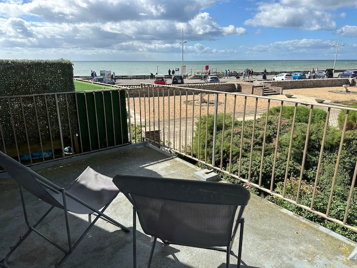1 Bed Apartment With Sea View & Balcony - Bridport