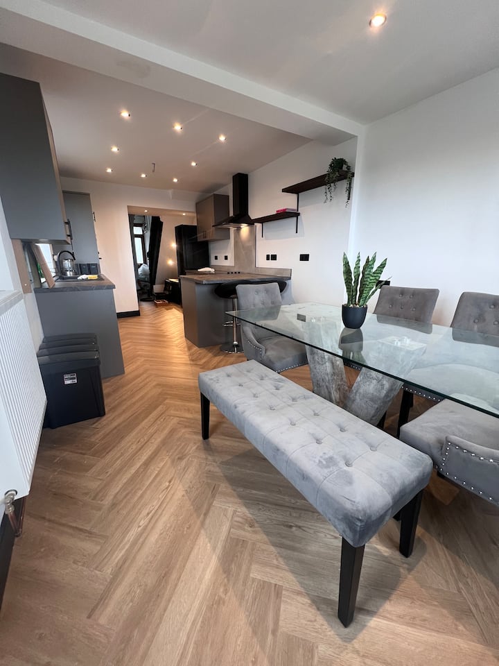 The 145 Home In Swansea City Centre - Swansea