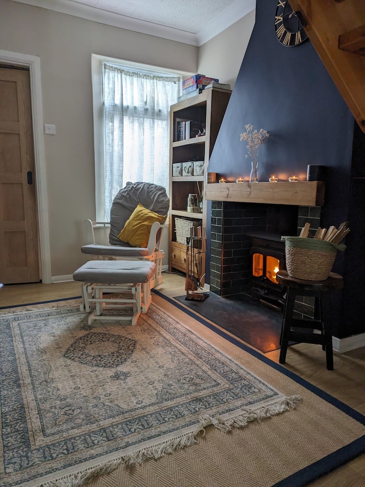 Cottage Style Home In London - Dagenham