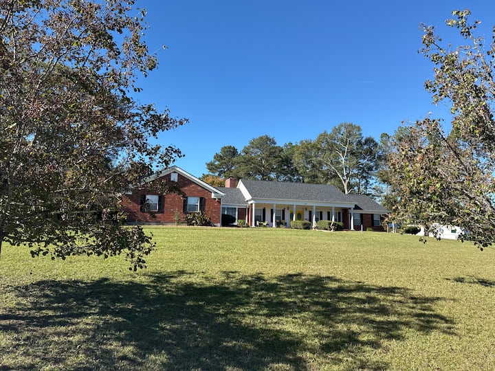 Spacious Retreat - Room For Large Groups! - Candy Cane Lane, Calhoun