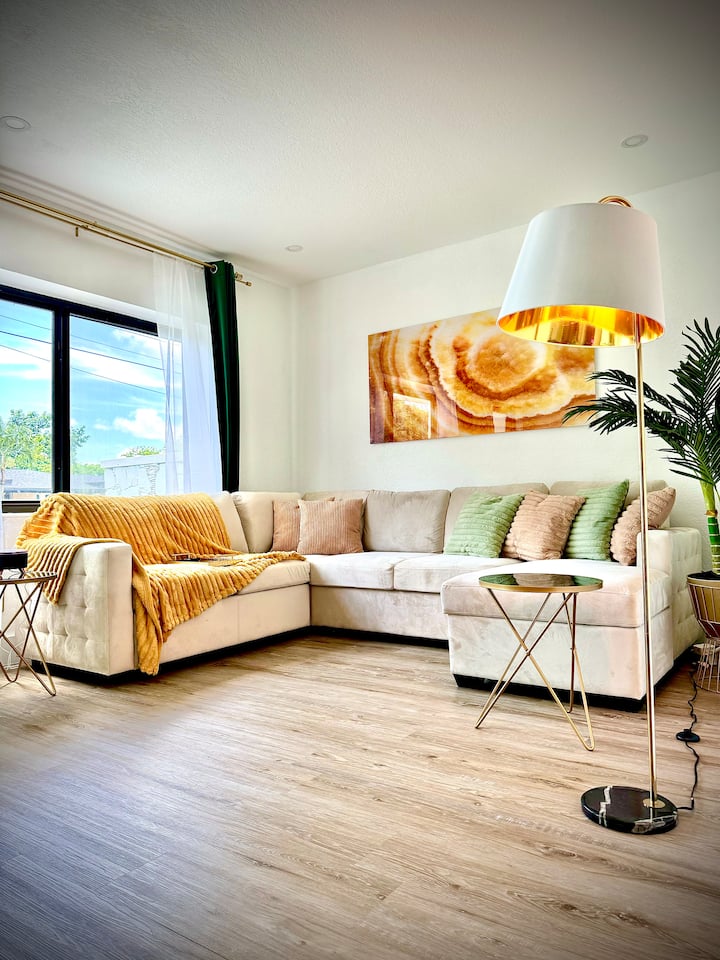 Miami Vibes - Miami, FL