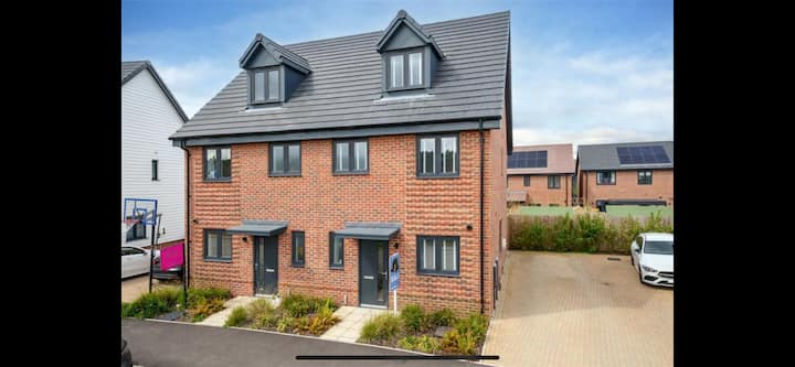 Modern 3-bed Family New Build | Near Shops & Parks - Bracknell