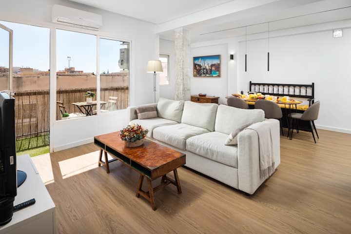 Large, Bright & Refurbished Apartment In El Palo - Málaga