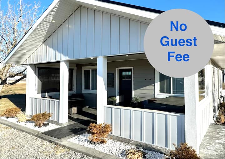 The Juniper Country Cabin- Hot Tub King Bed - Alberta