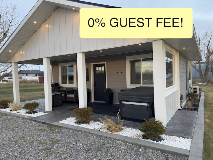 The Juniper Country Cabin- Hot Tub King Bed - Fort Macleod