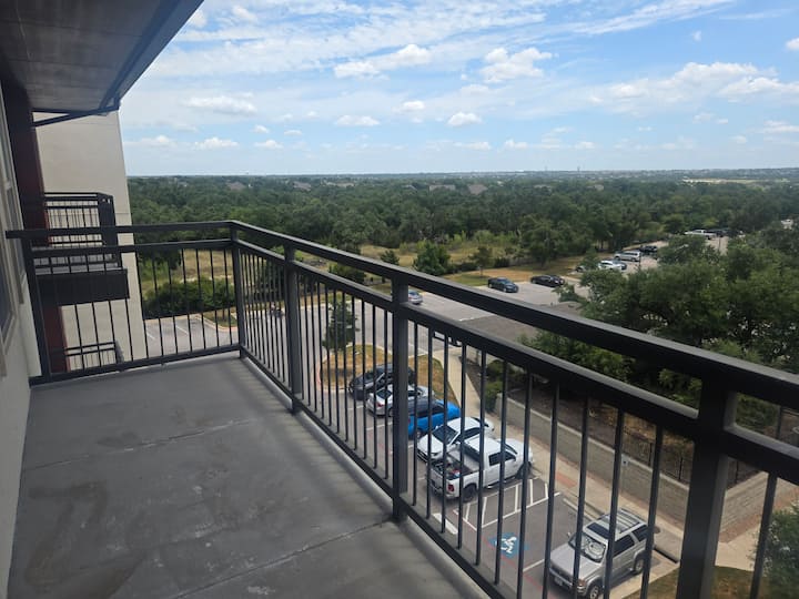 4th Floor Condo With Amenities - Cedar Park, TX