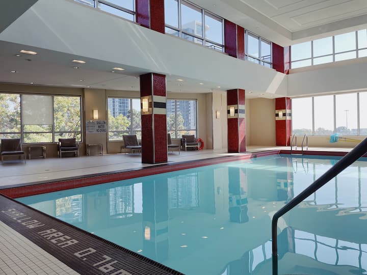 1 Bdrm W Pool. Perfect Location. Free Parking - 토론토