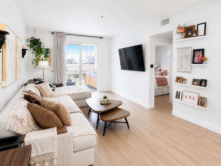 Walk To Convention Center, Gaslamp & Petco 2br/2ba - San Diego, CA