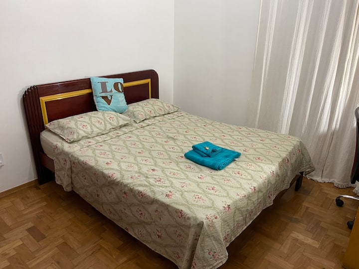 Quarto Espaçoso Cama Queen - Belo Horizonte