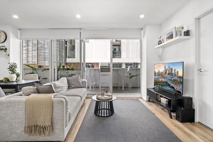 Sleek South Yarra 2-bed With Alfresco Dining - St Kilda