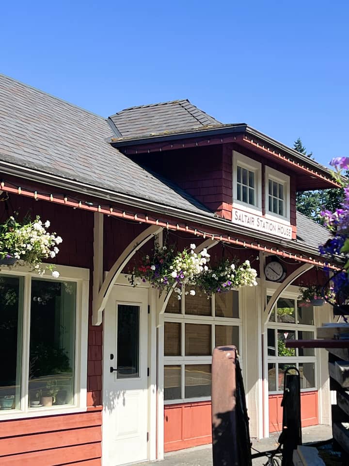 Saltair Station: 1br Club Car Apartment - Chemainus