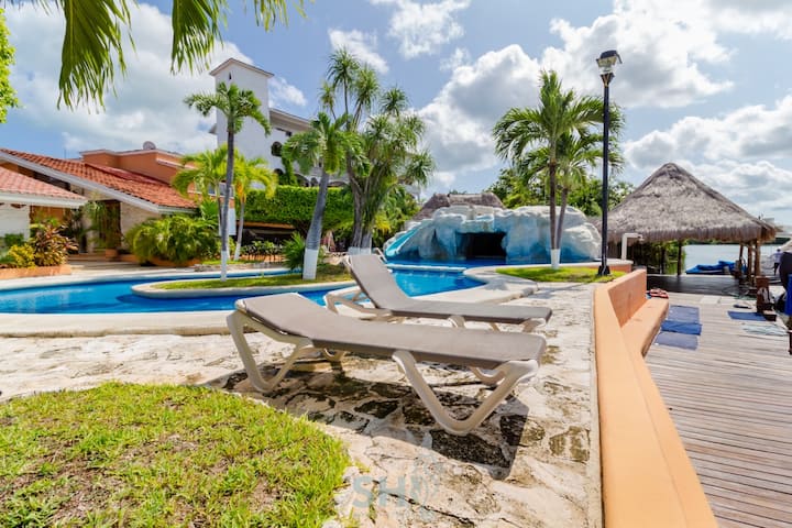 Charming Studio With Terrace, Roku Tv, Wifi, Pool - Cancún