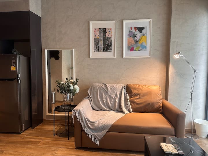 近机场线和Mrt蓝线双地铁诗纳卡宁威洛大学大学对面精装一室月租crypto特惠 - Bangkok