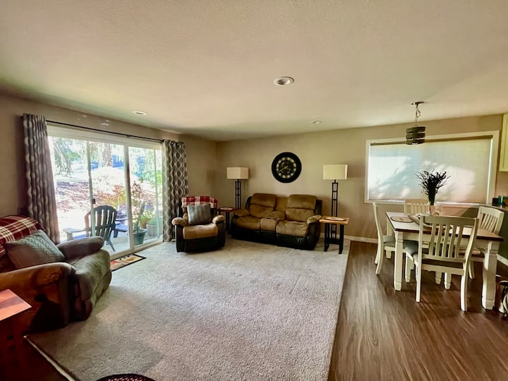 Cozy, Quiet, Garden Condo - Great American Casino Everett