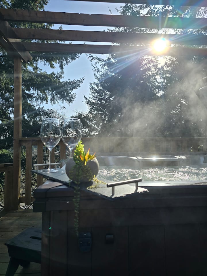 Ocean Vibe Retreat W/ Hot Tub - Langford