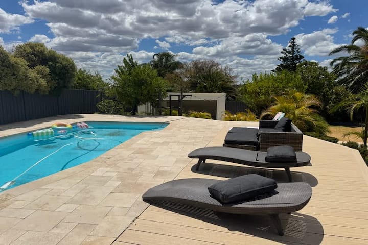 Family Home With Garden Oasis - Joondalup