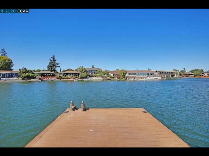 Bright 4br Lakefront Villa W/ Deck & Private Dock - Brentwood, CA