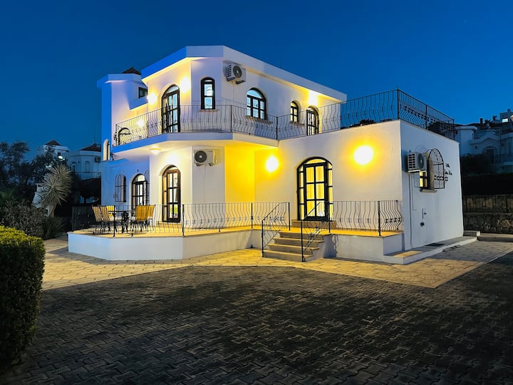 Villa Bella Rosa, 4 Bed Villa - Cyprus
