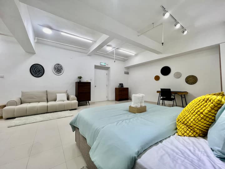 Mega Spacious Studio With Big Bathtub In Hku! - Sai Ying Pun