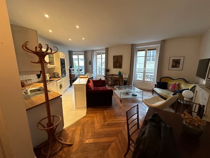 Bel Appartement Au Pied De Montmartre - Paris