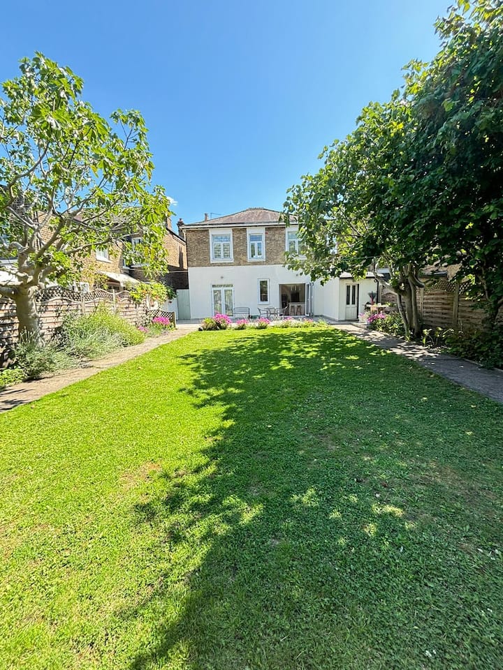 Beautiful 4 Bedroom House - Bromley