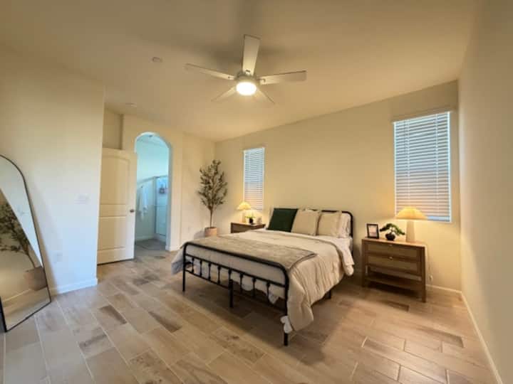 Sweet Seymour Cottage - Tulare, CA