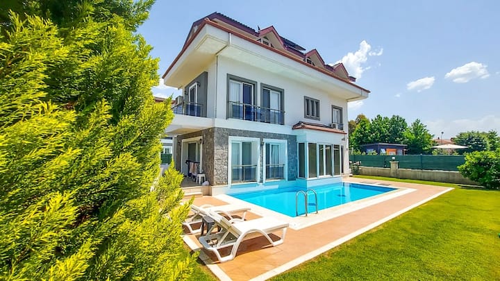 Denize 700 Metre Geniş Bahçeli Huzurlu Bir Tatil - Çalış Beach