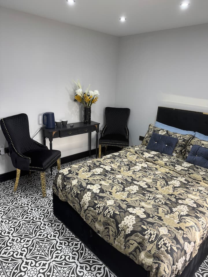 Marble Black Suite - Gloucester