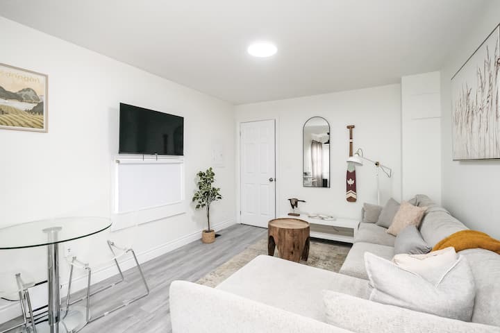 2br Near Walkerville | Steps To Dining & Transit - Windsor, ON, Canada