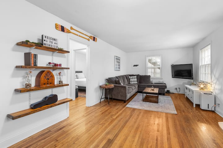 Modern, Pet-friendly Home, Near Downtown Nashville